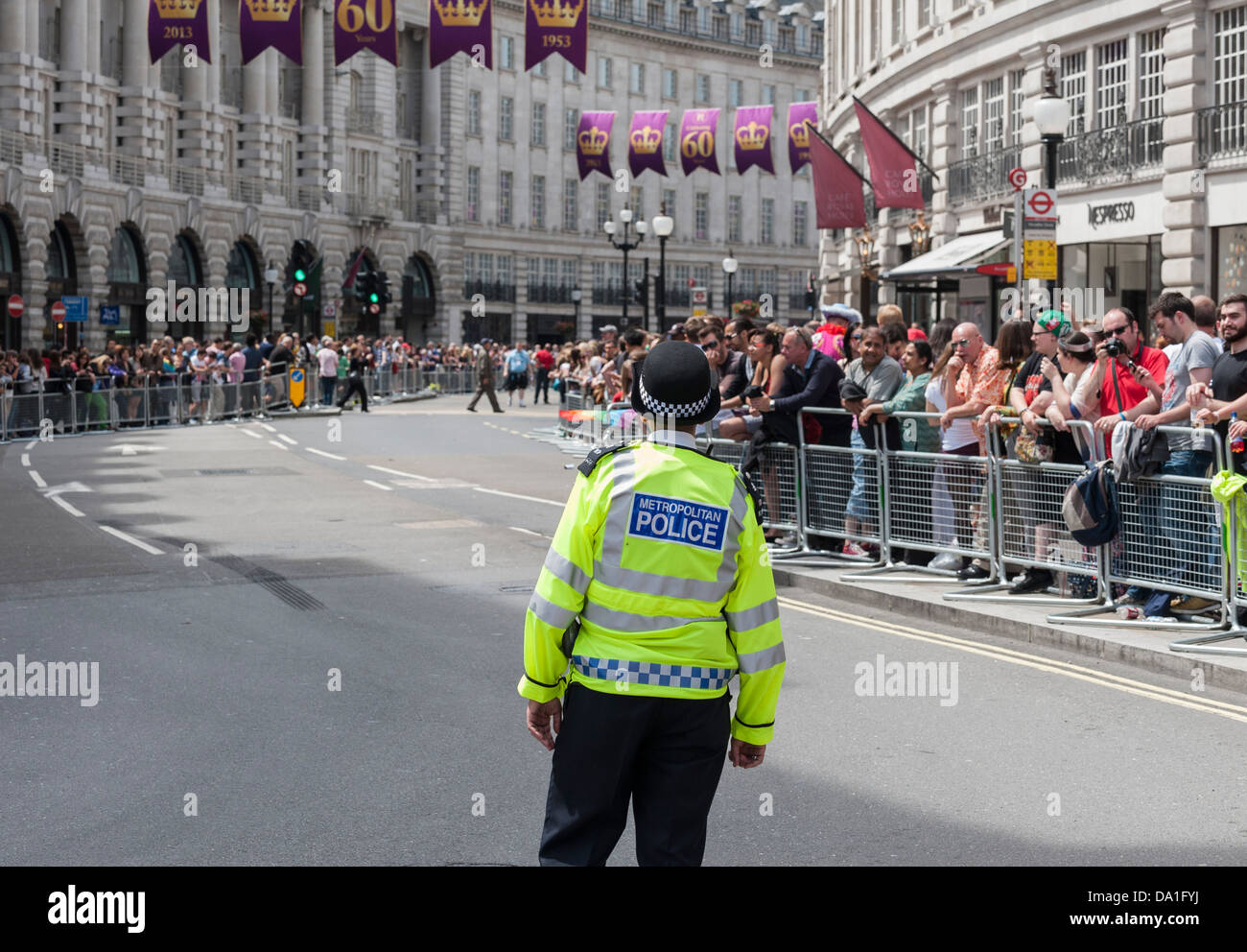 Female metropolitan police officer hi-res stock photography and images ...