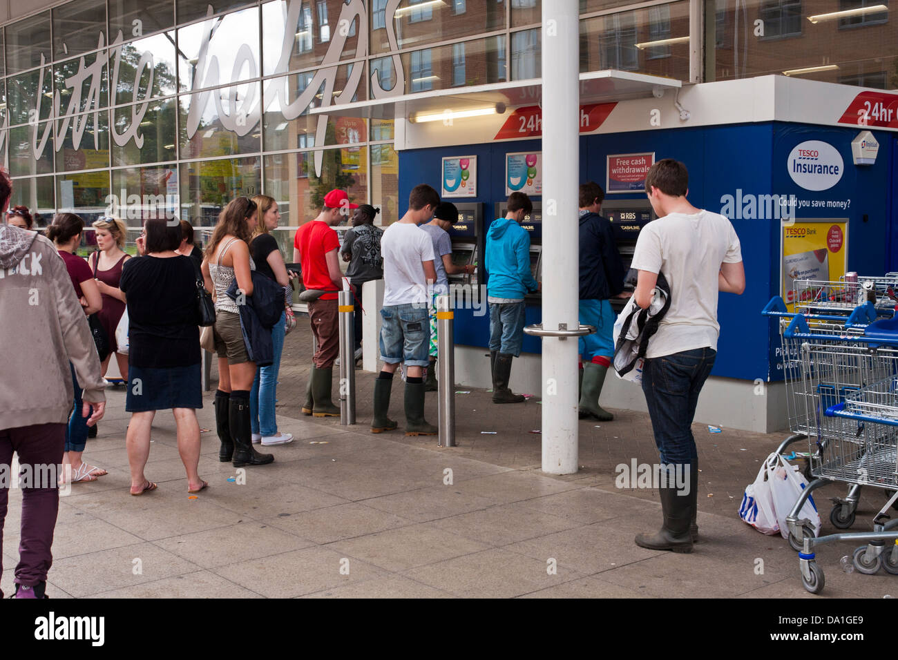 Reading Music Festival goers queue at Tesco supermarket cash machines ...