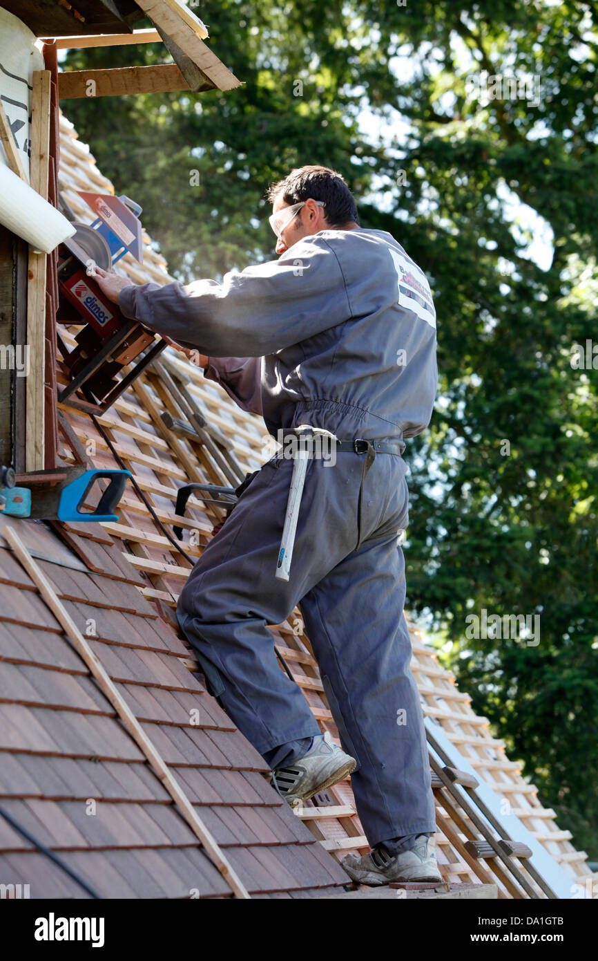 Worker fixing a new roof Stock Photo - Alamy