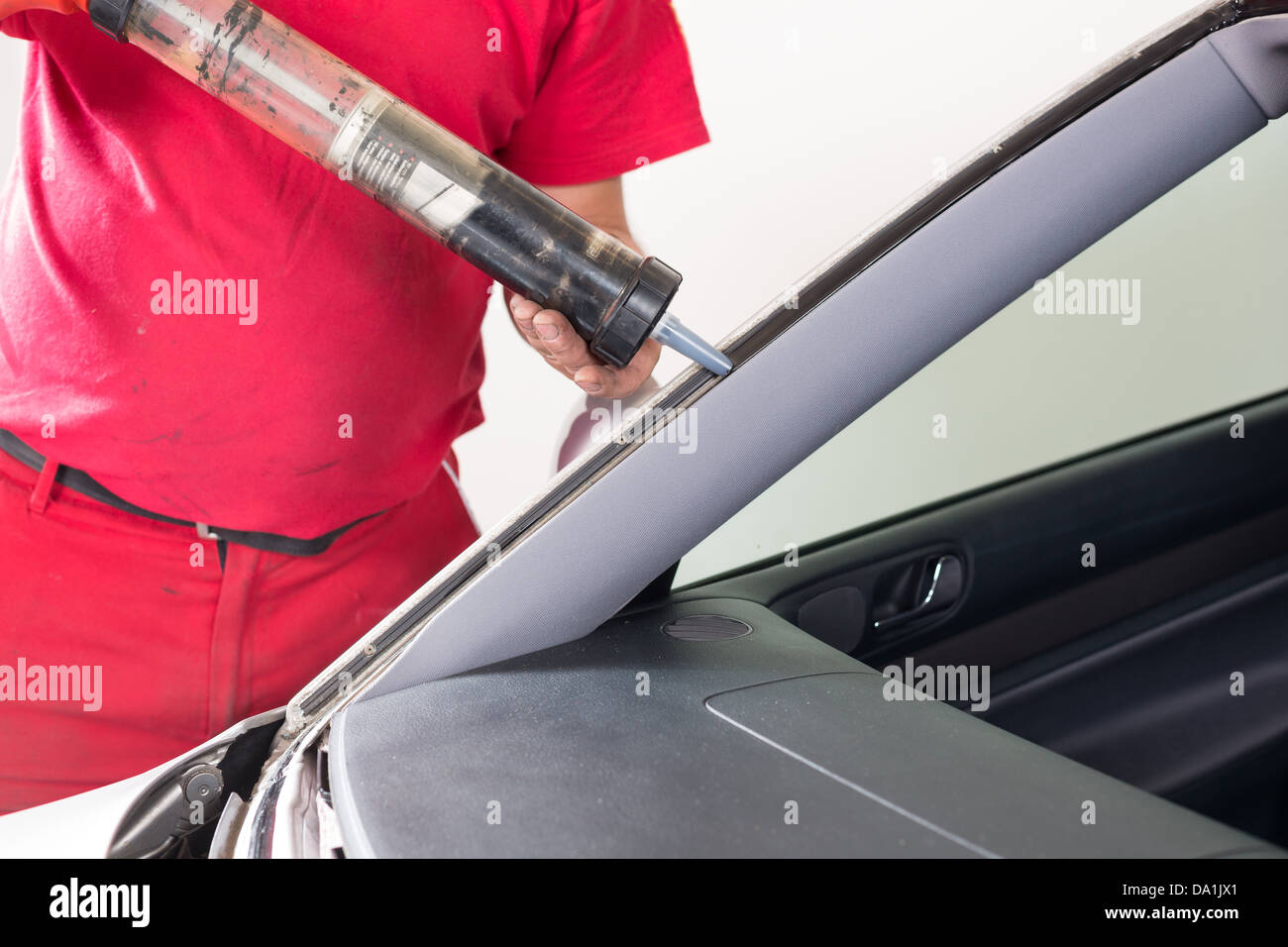Replacing windscreen hi-res stock photography and images - Alamy