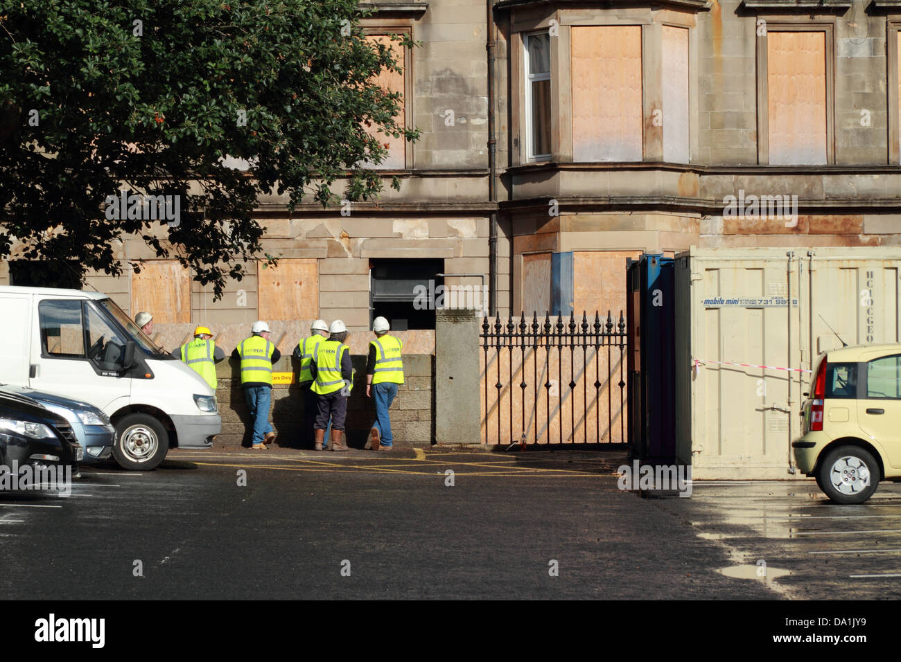 5 workmen standing around doing nothing Stock Photo - Alamy
