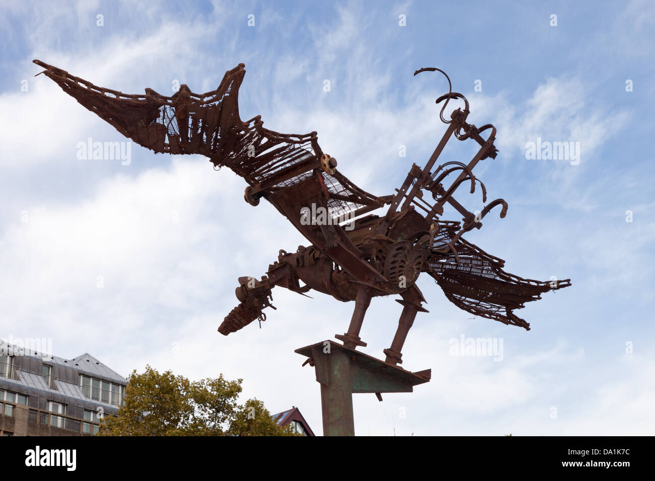 Metal sculpture bird hi-res stock photography and images - Alamy