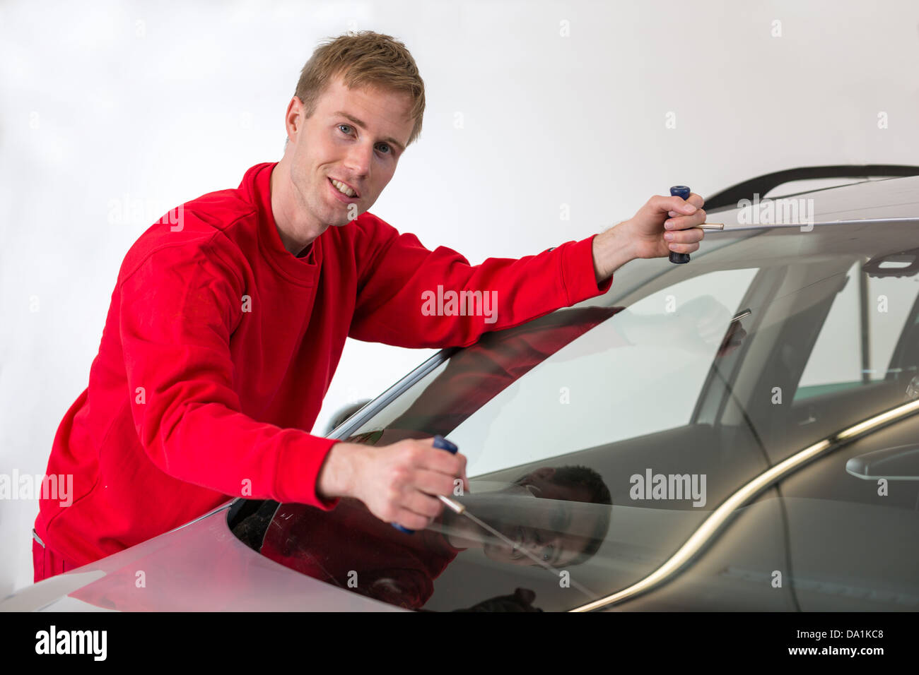 Replace windscreen hi-res stock photography and images - Alamy