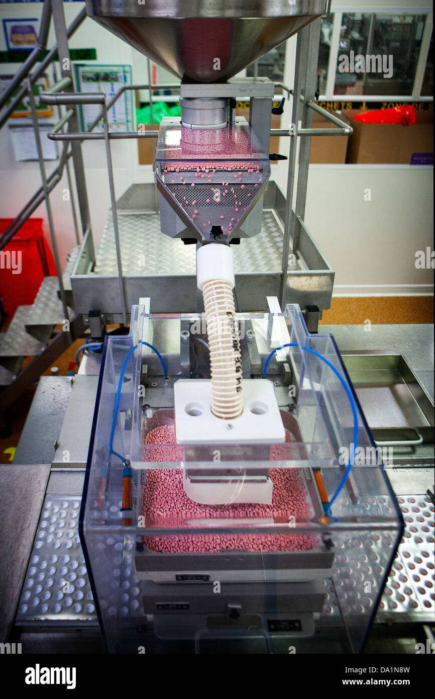 Pharmaceutical tablet production line hi-res stock photography and ...