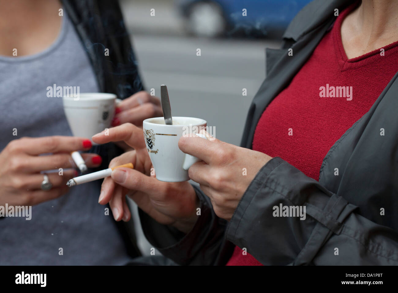 Group of smokers hi-res stock photography and images - Alamy