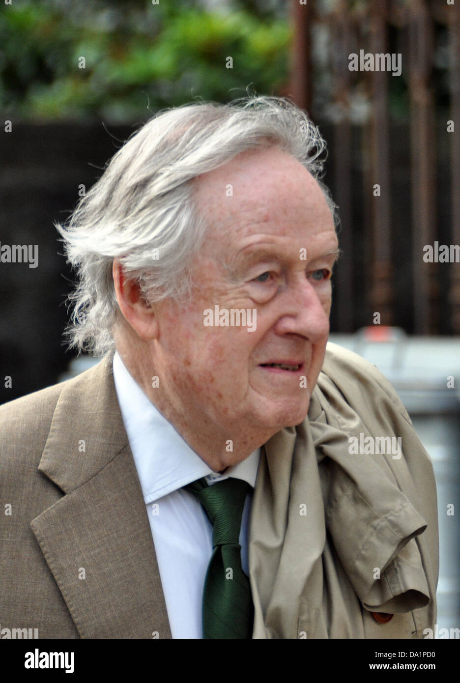 Jacques de Groote arrives to a criminal court in Bellinzona ...