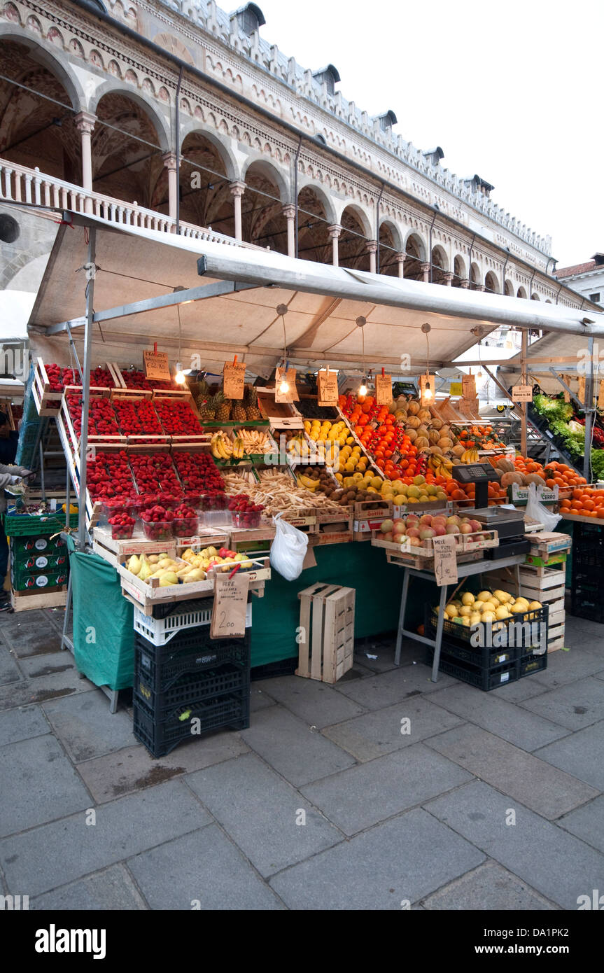 .Italy, Veneto, Padua, Piazza delle Erbe Square, Market Stock Photo - Alamy