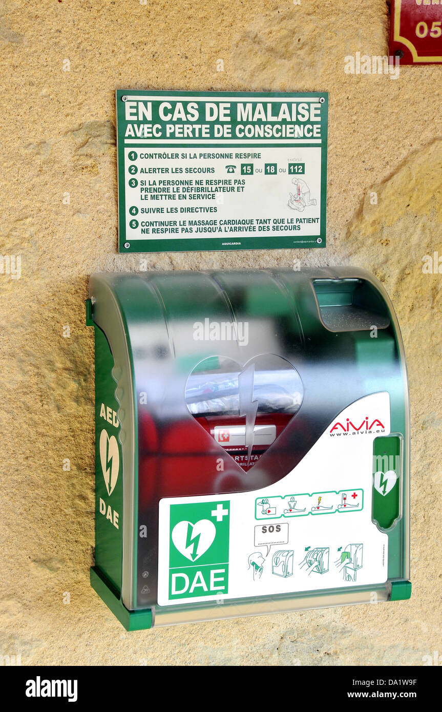 AUTOMATED EXTERNAL DEFIBRILLATOR Stock Photo - Alamy