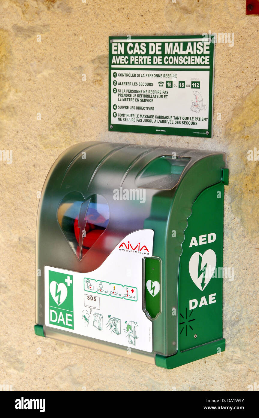 AUTOMATED EXTERNAL DEFIBRILLATOR Stock Photo - Alamy