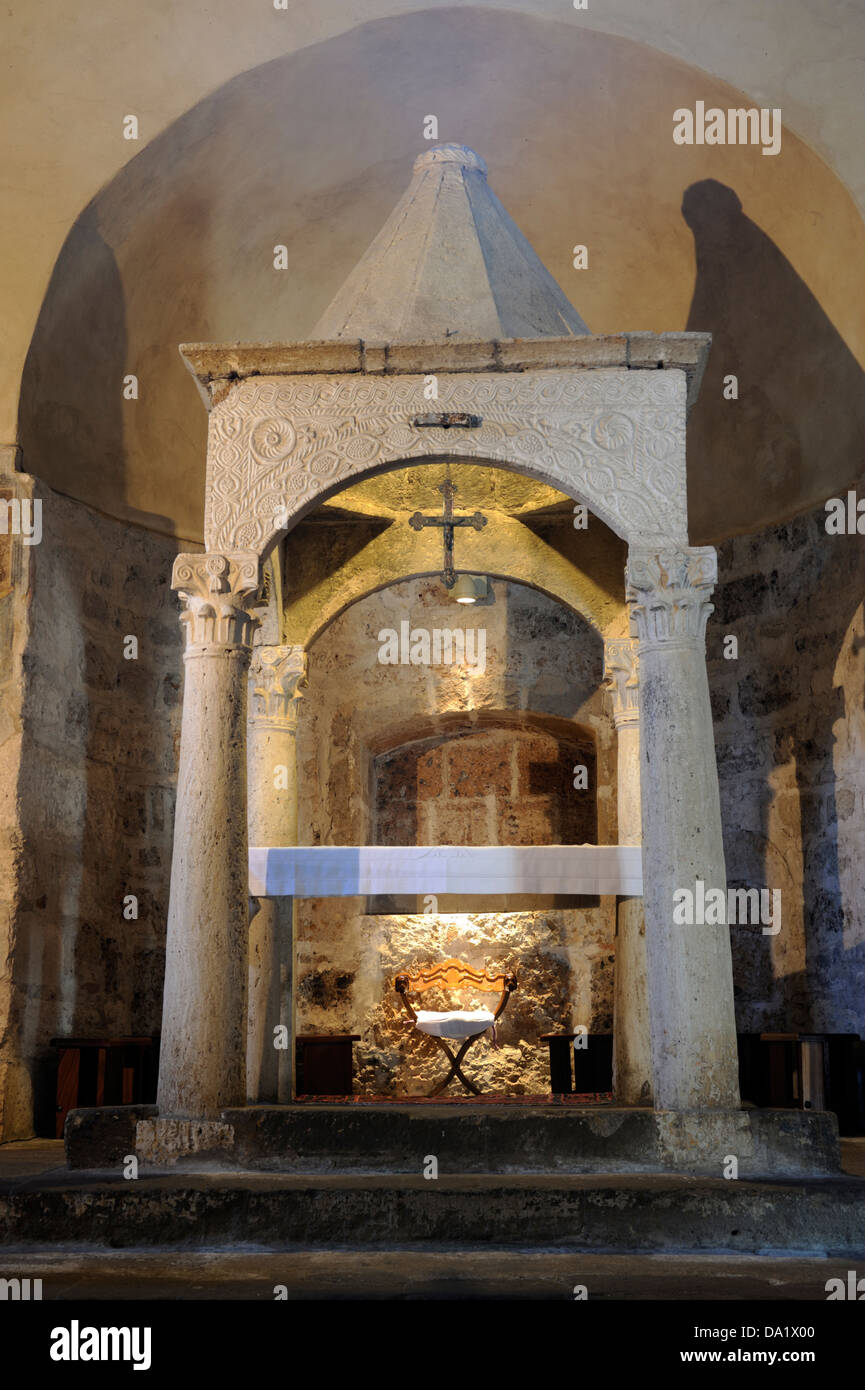 Ciborium hi-res stock photography and images - Alamy