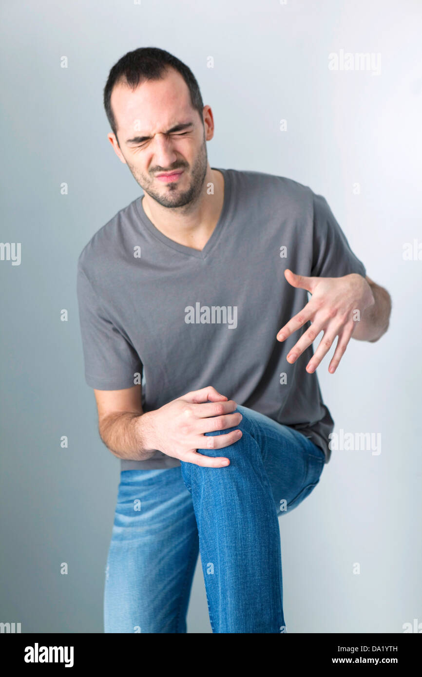 MAN WITH KNEE PAIN Stock Photo - Alamy