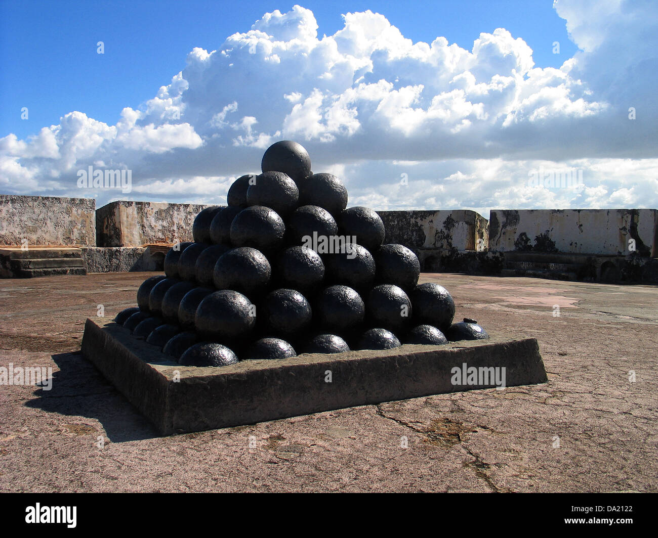 Cannonballs stacked pr hi-res stock photography and images - Alamy