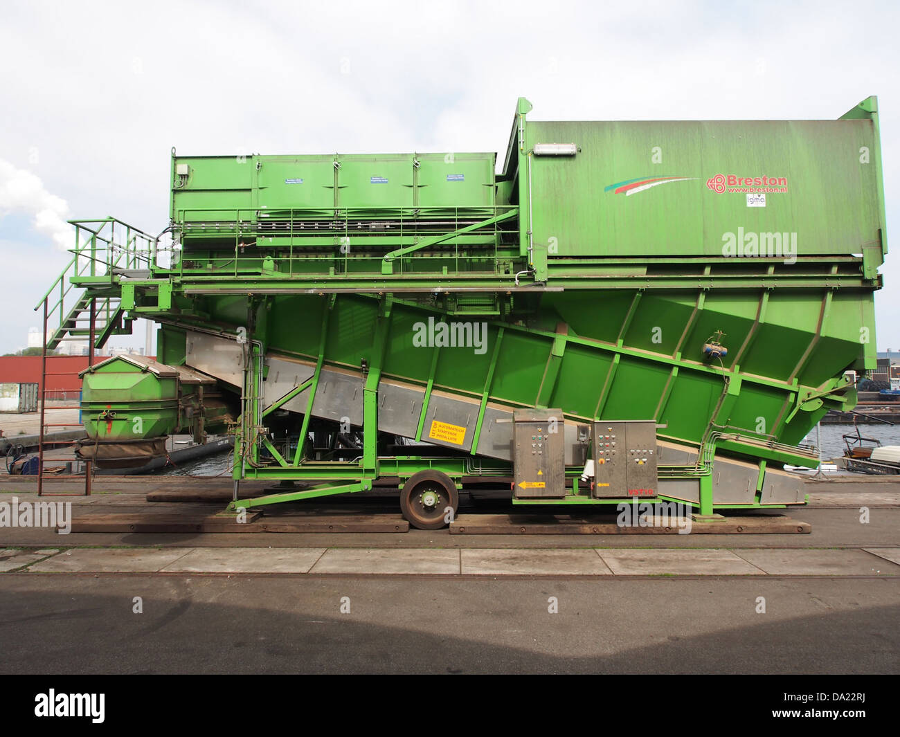 The Breseton is a bulkhandling ship loader and unloader, designed for ...