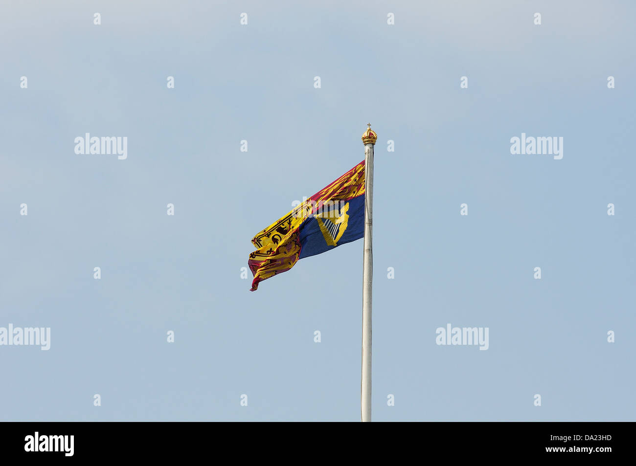 The Royal Standard flying above Buckingham Palace Stock Photo - Alamy