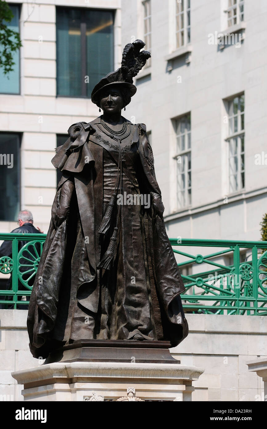 Queen mother statue the mall hi-res stock photography and images - Alamy