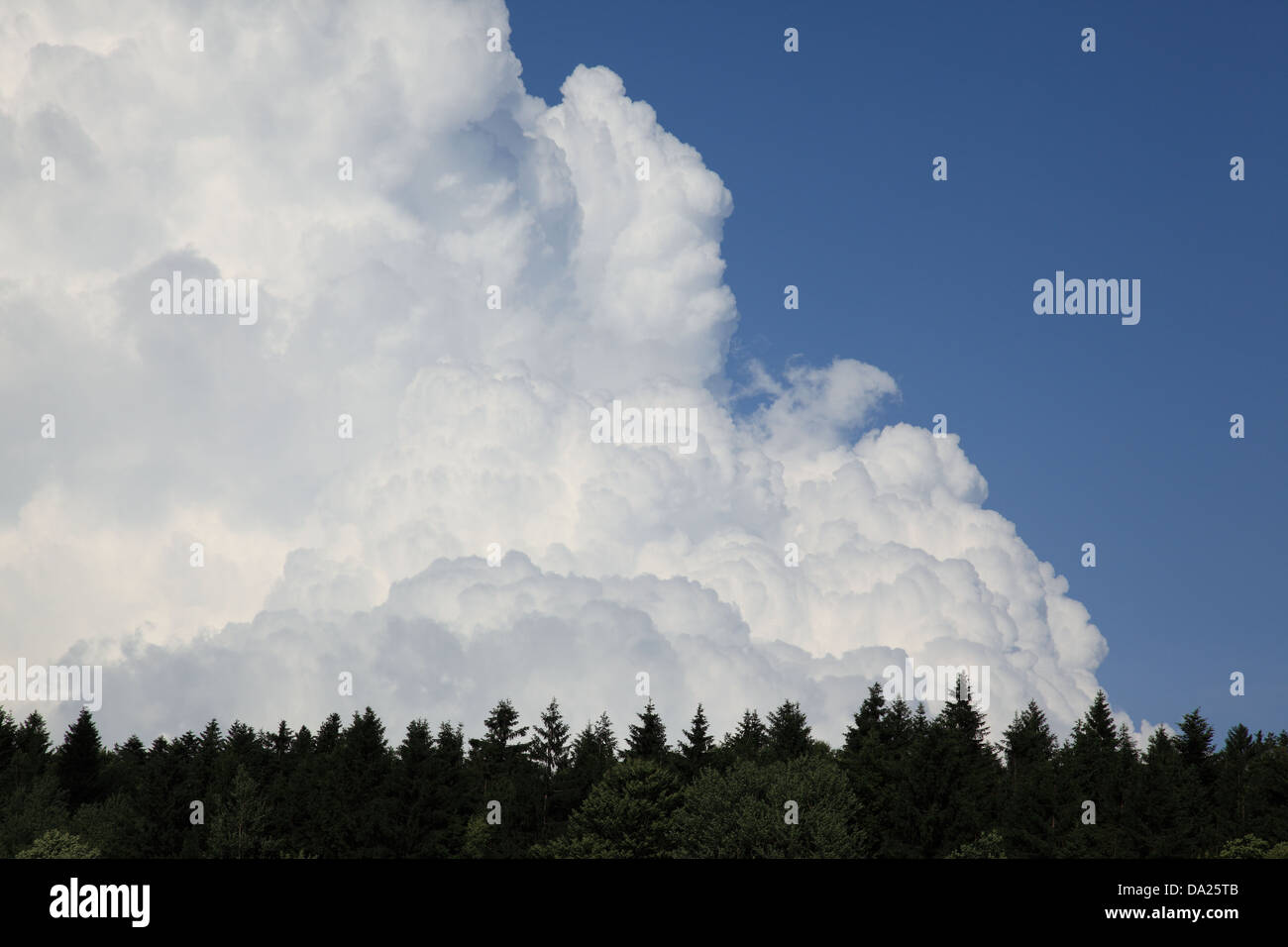 Dramatic storm cloud formation hi-res stock photography and images - Alamy