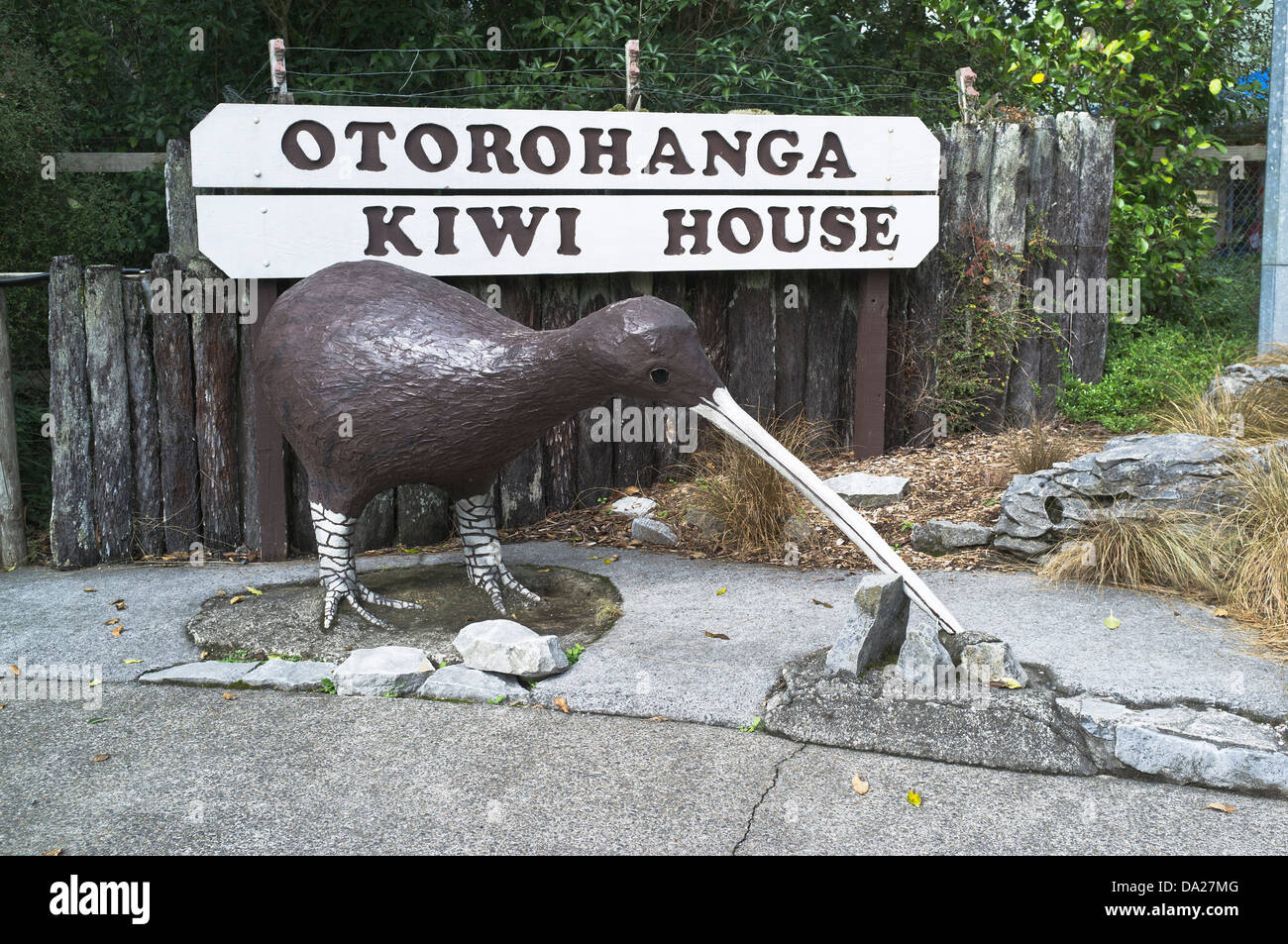 dh Kiwi House OTOROHANGA NEW ZEALAND Kiwi House sign large model Kiwi ...