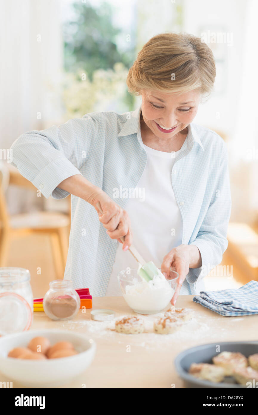 Senior woman cooking in kitchen Stock Photo - Alamy