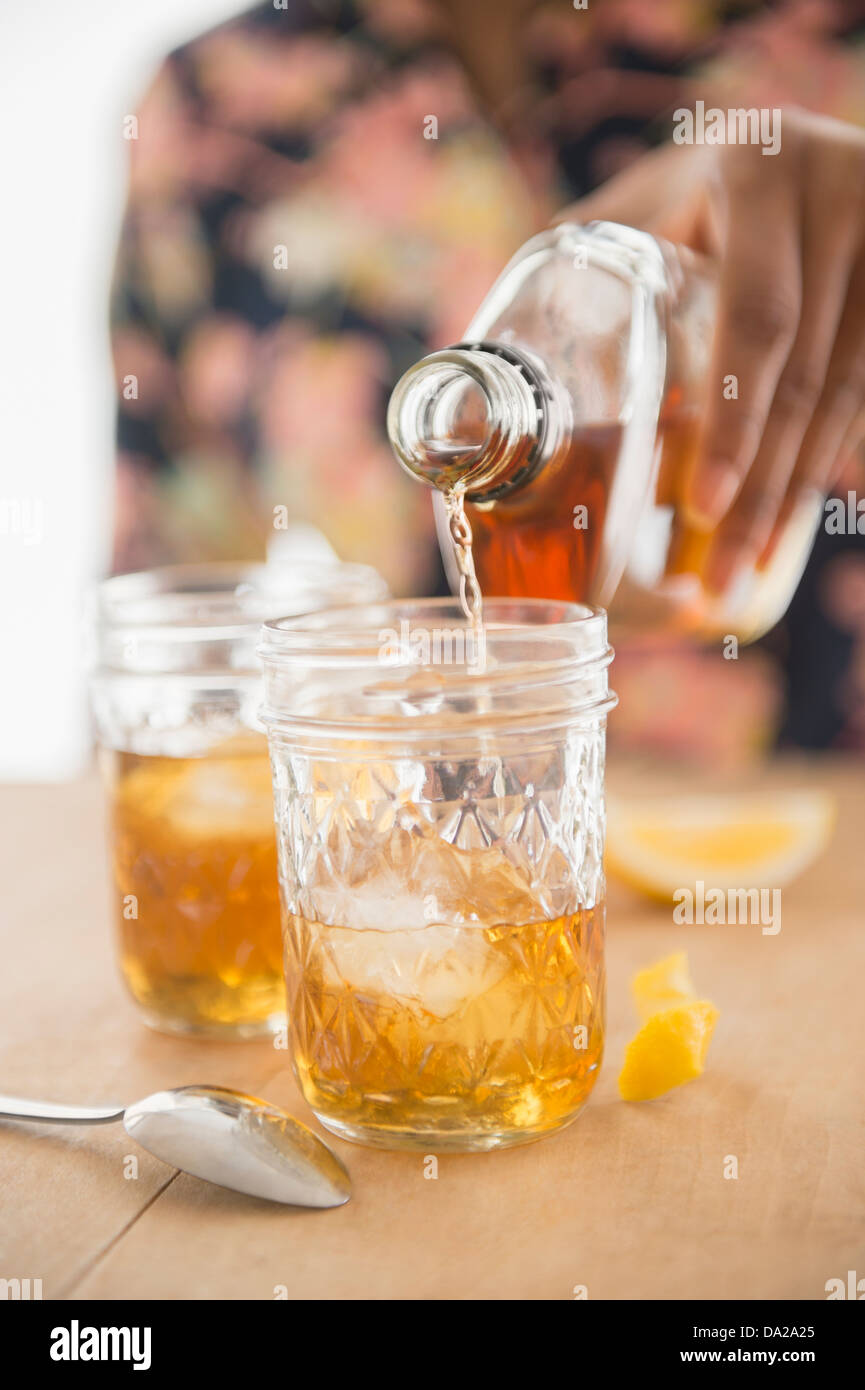 Hand holding whiskey glass hi-res stock photography and images - Alamy