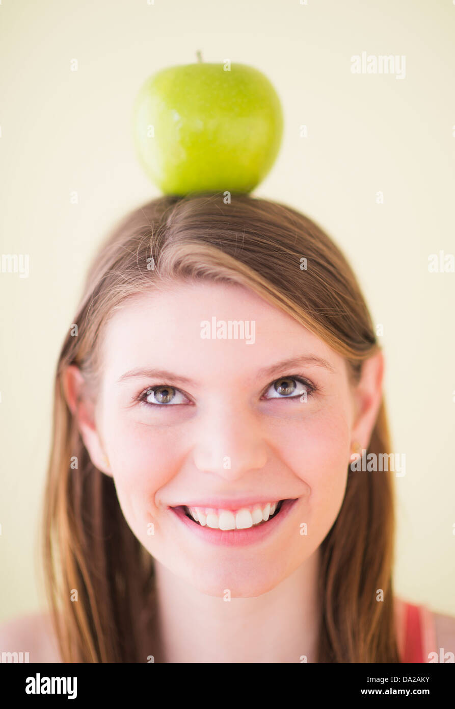 Apple on head hi-res stock photography and images - Alamy