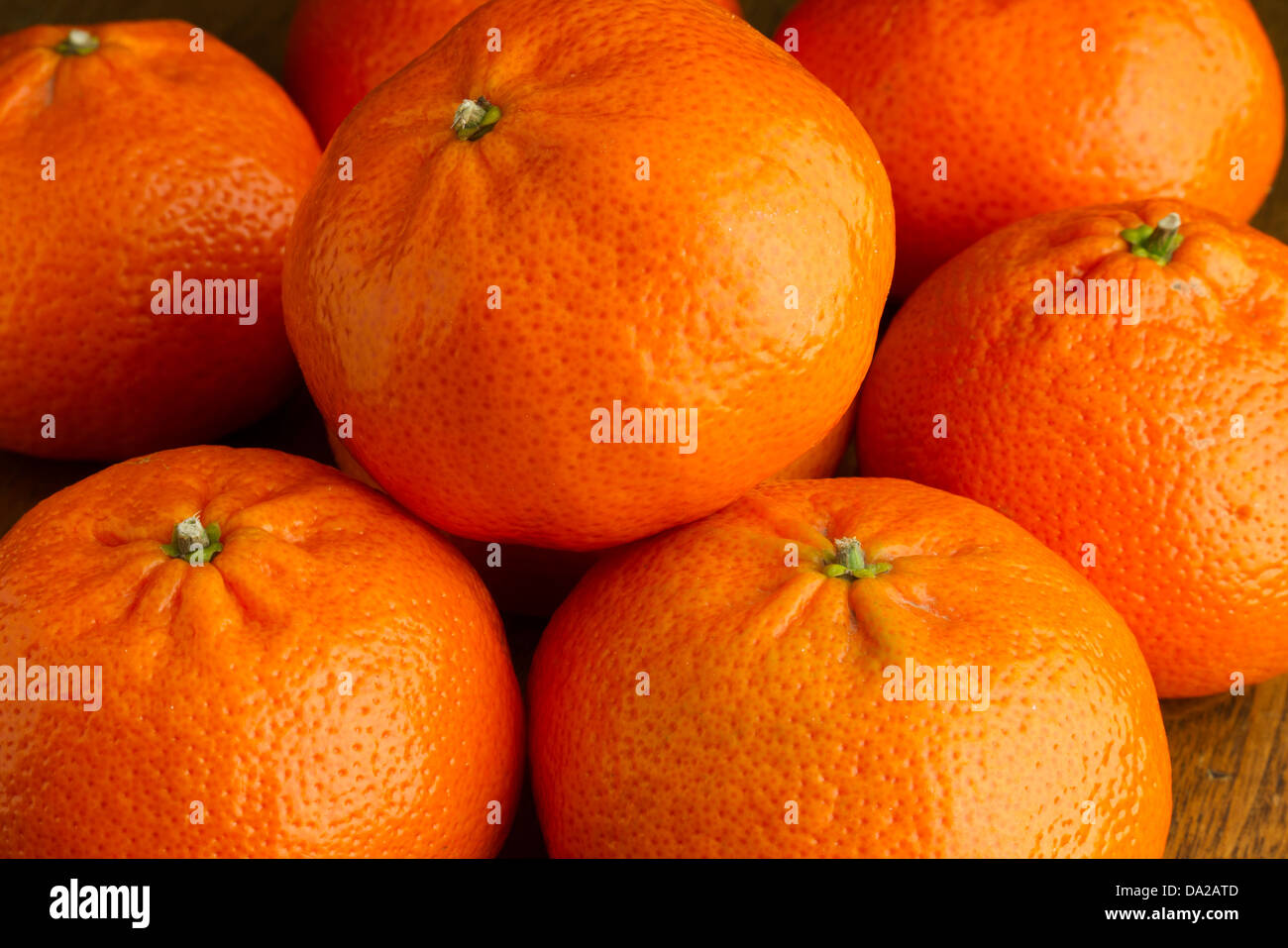 Delicious fresh bunch of oranges on wooden table Stock Photo - Alamy