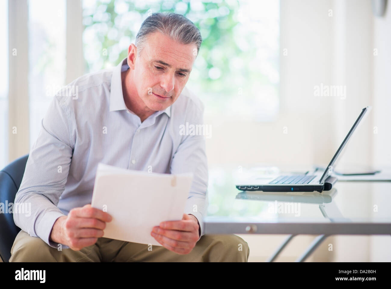 Man reading documents hi-res stock photography and images - Alamy