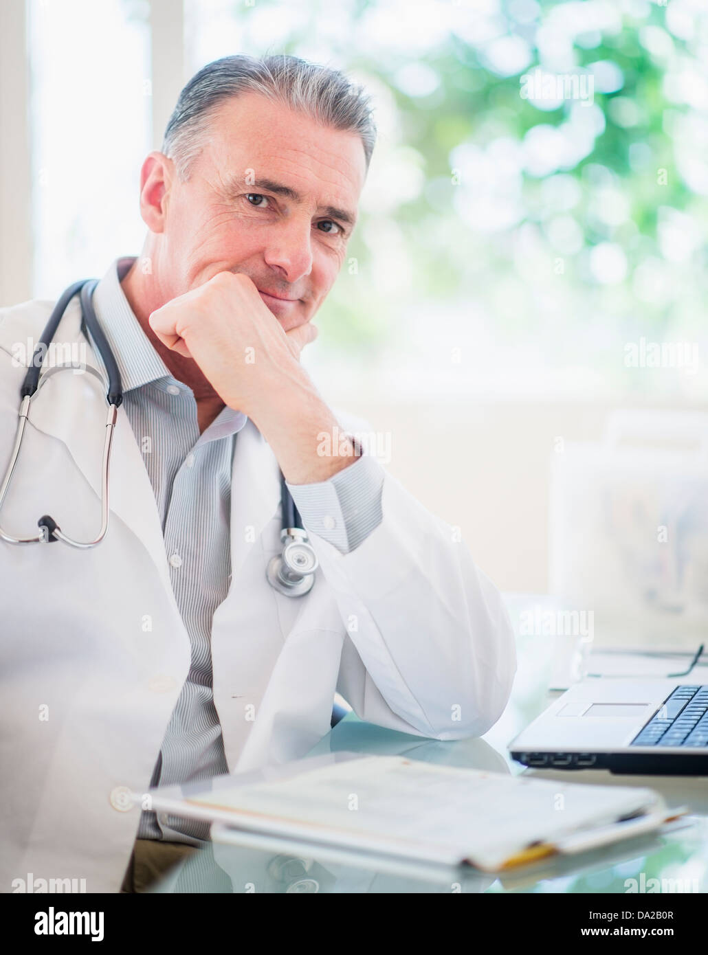 Authoritative doctor hi-res stock photography and images - Alamy