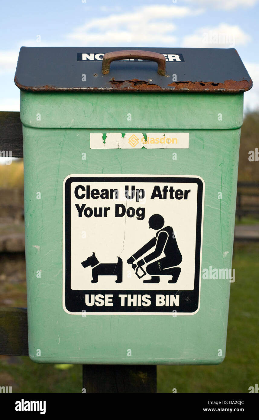 Clean up after the dog hi-res stock photography and images - Alamy