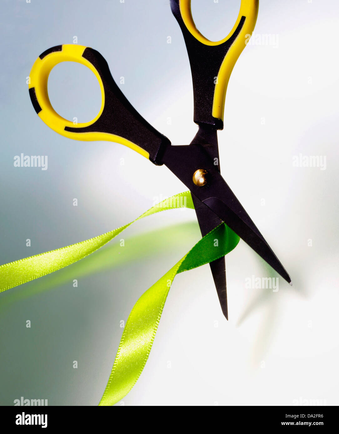 Cutting with scissors hi-res stock photography and images - Alamy