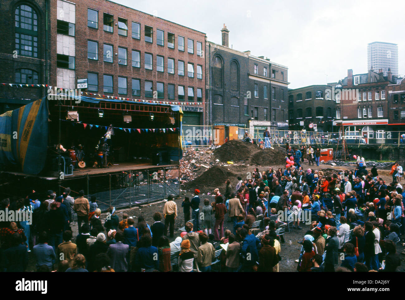 1970s crowd of people hi-res stock photography and images - Alamy
