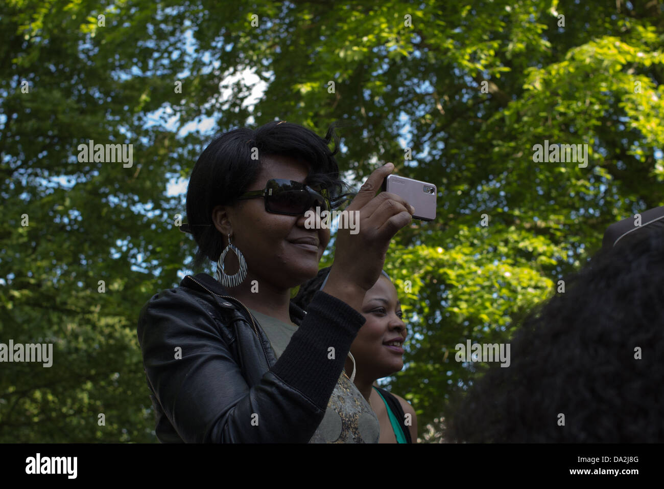 Taking photographs phone hi-res stock photography and images - Alamy
