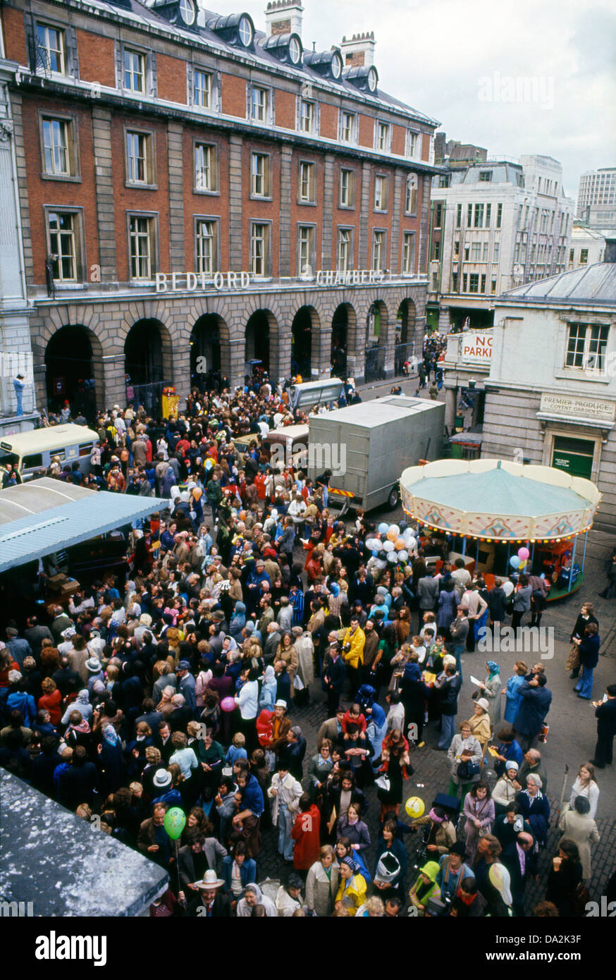 Crowd of people watching street theatre entertainment at old Covent ...