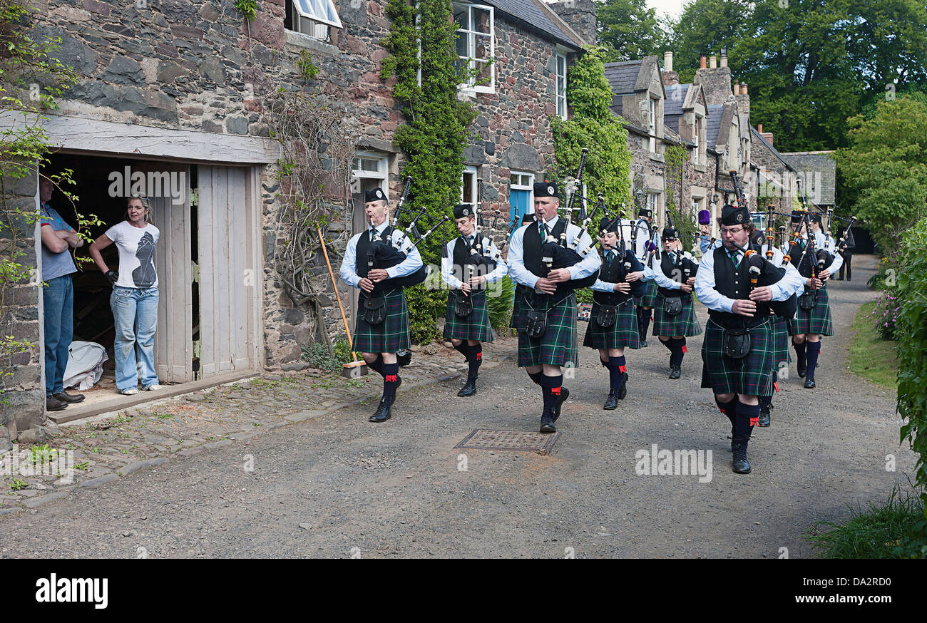Marching playing the bagpipes hi-res stock photography and images - Alamy