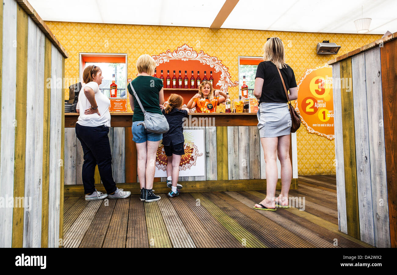 Waiting to be served hi-res stock photography and images - Alamy