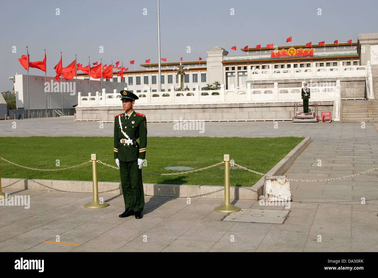 Chinese soldiers tiananmen square hi-res stock photography and images ...