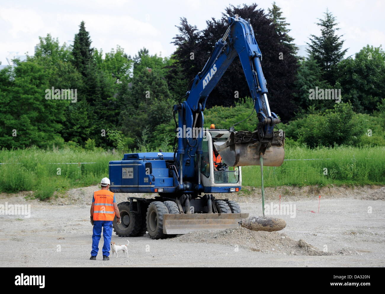 Bomb diffusal hi-res stock photography and images - Alamy