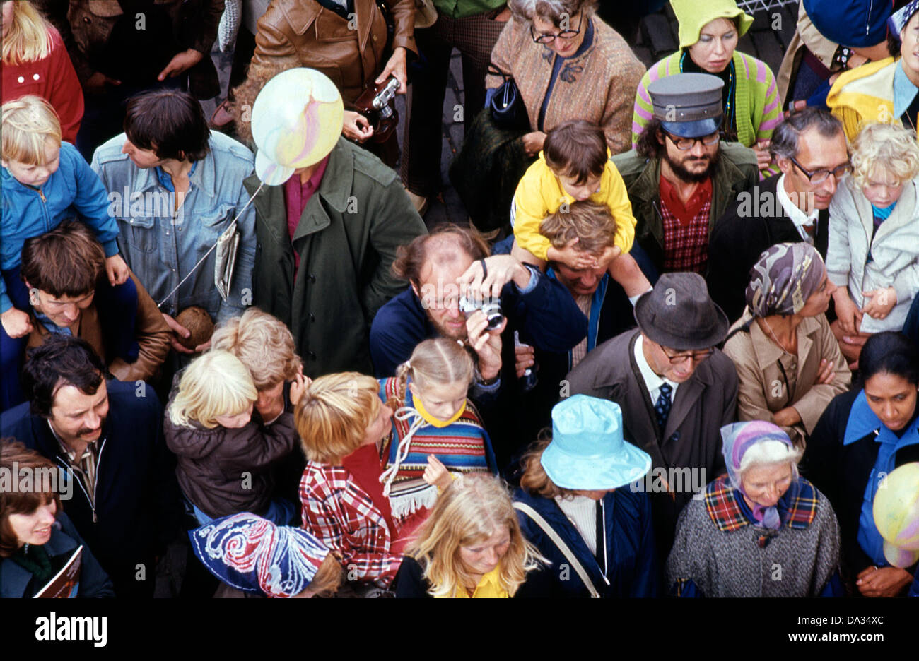 Crowd 1970s hi-res stock photography and images - Alamy