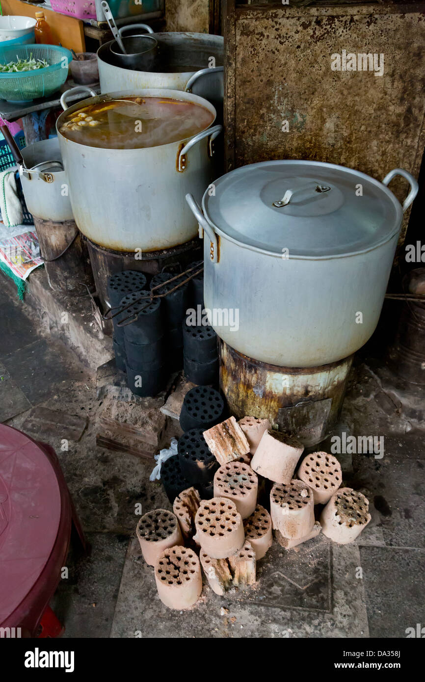 Cooking pots hi-res stock photography and images - Alamy
