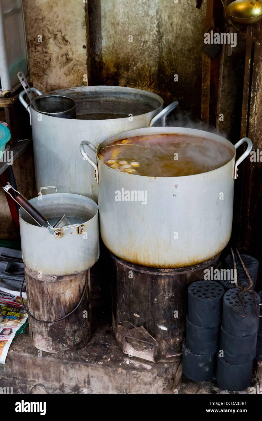Dirty cooking pots hi-res stock photography and images - Alamy