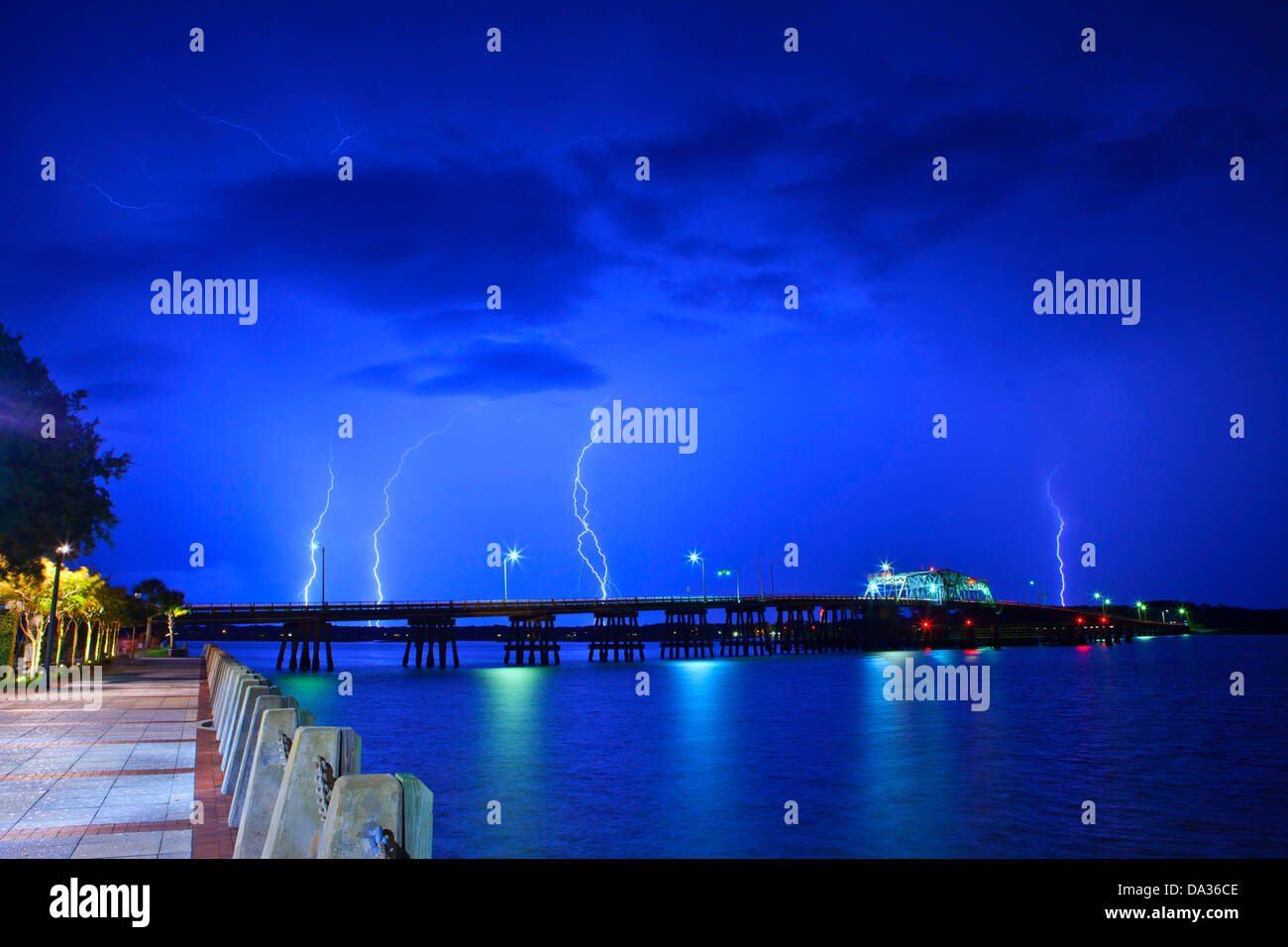 Lightning over bridge hi-res stock photography and images - Alamy