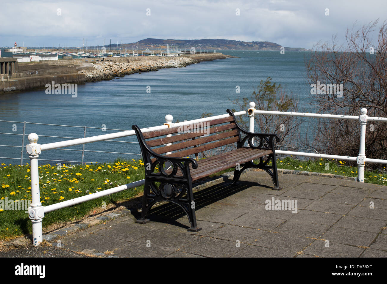 Bench furniture hedge hi-res stock photography and images - Alamy