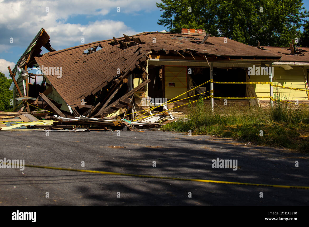 Cross police line abandoned house hi-res stock photography and images ...