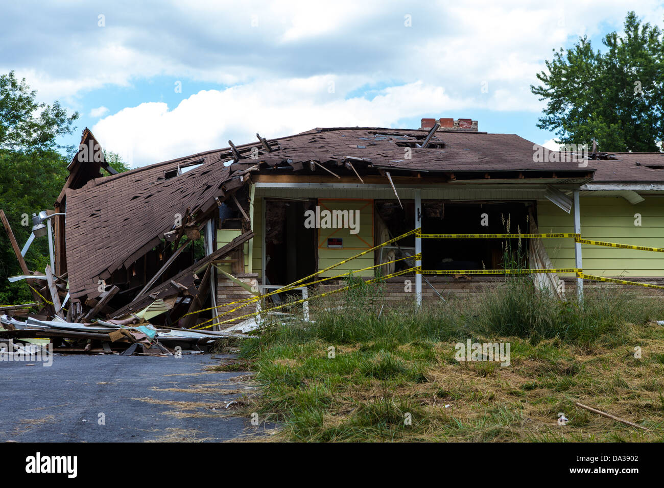 Cross police line abandoned house hi-res stock photography and images ...