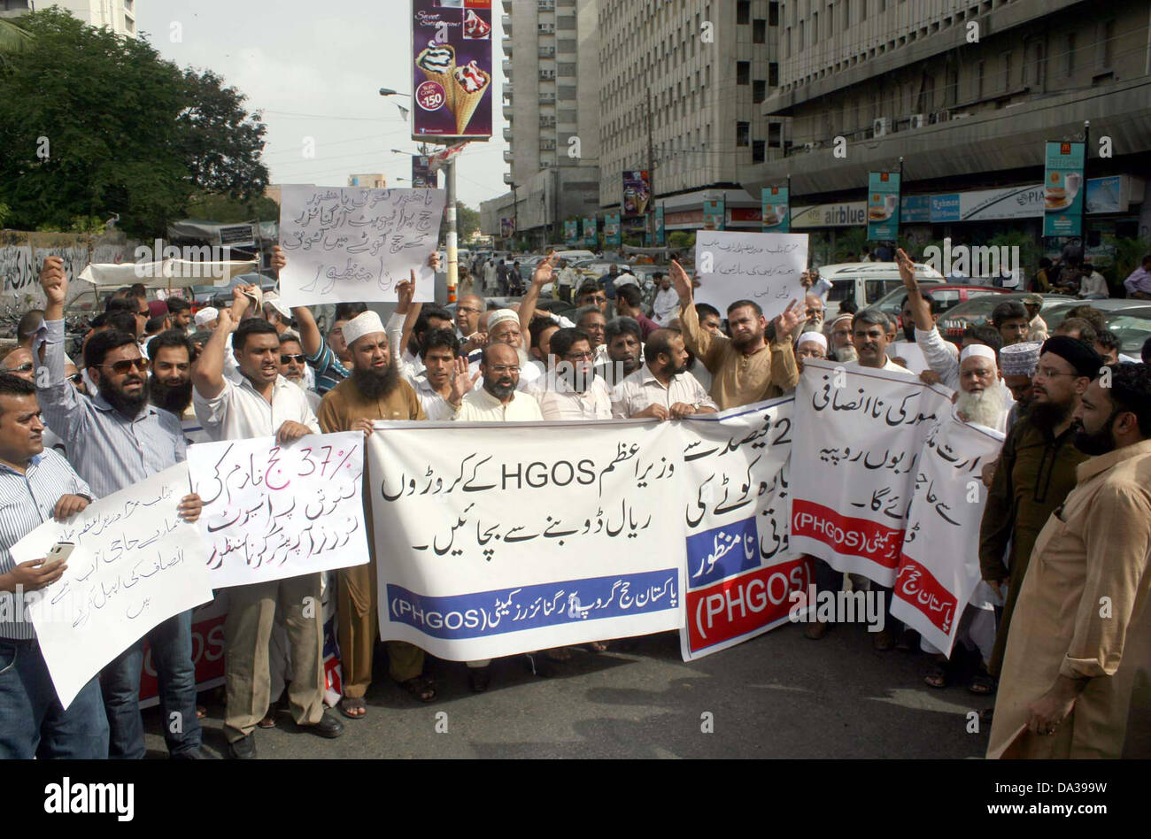 Pakistan Hajj Group Organizers are protesting against deduction in ...