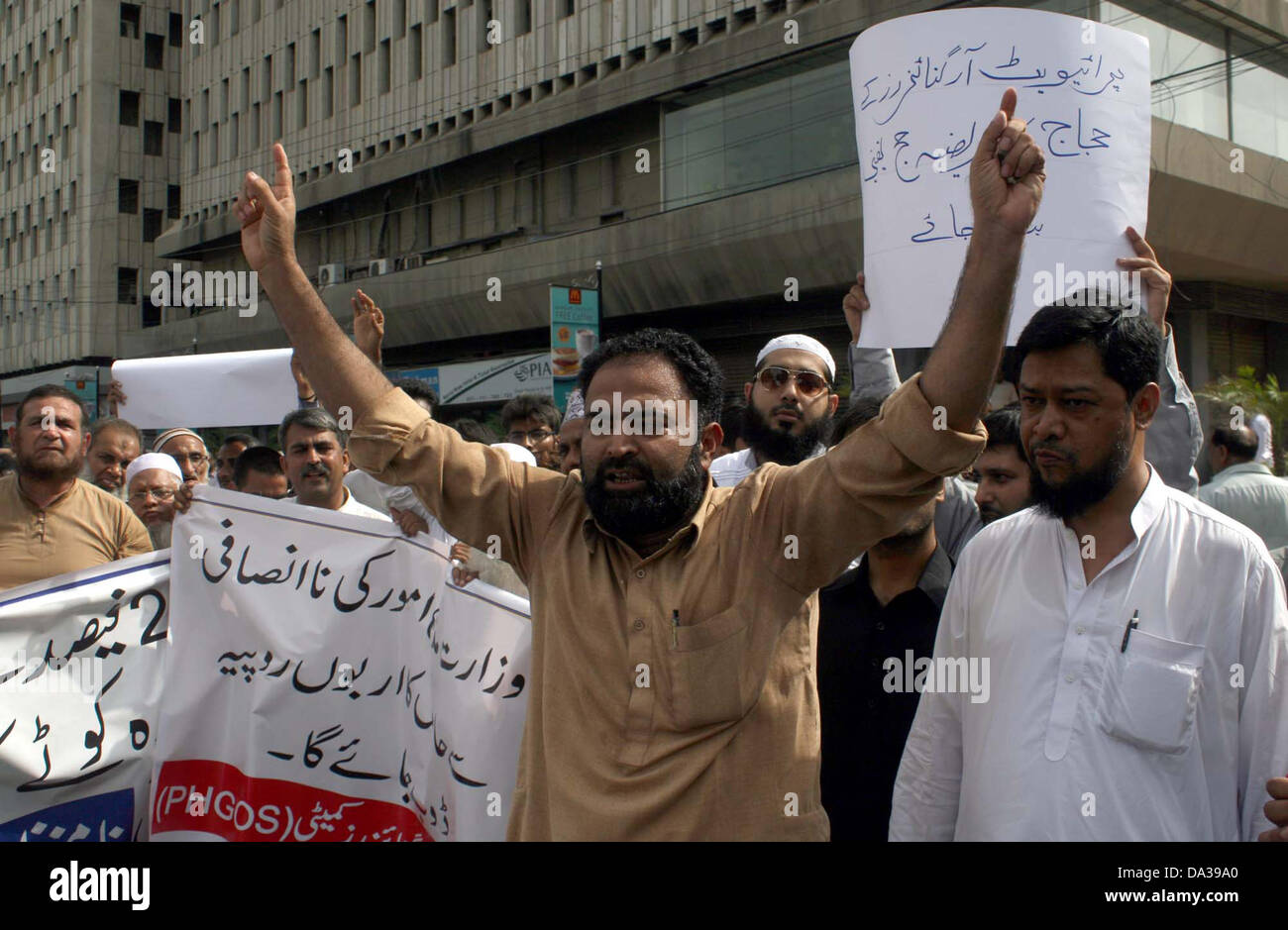 Pakistan Hajj Group Organizers are protesting against deduction in ...