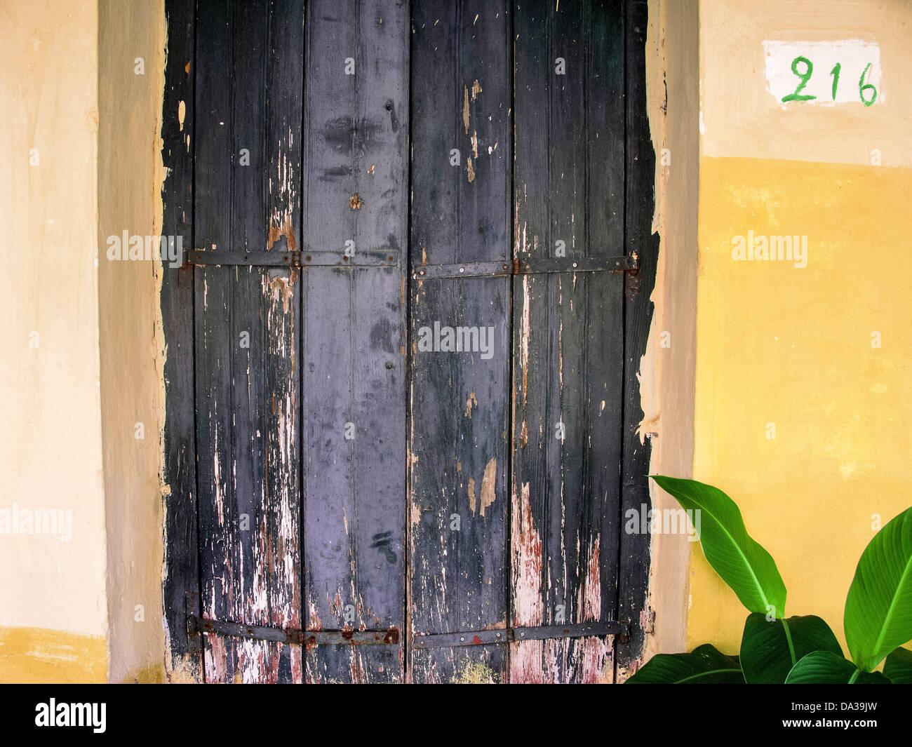 Shutter house hi-res stock photography and images - Alamy