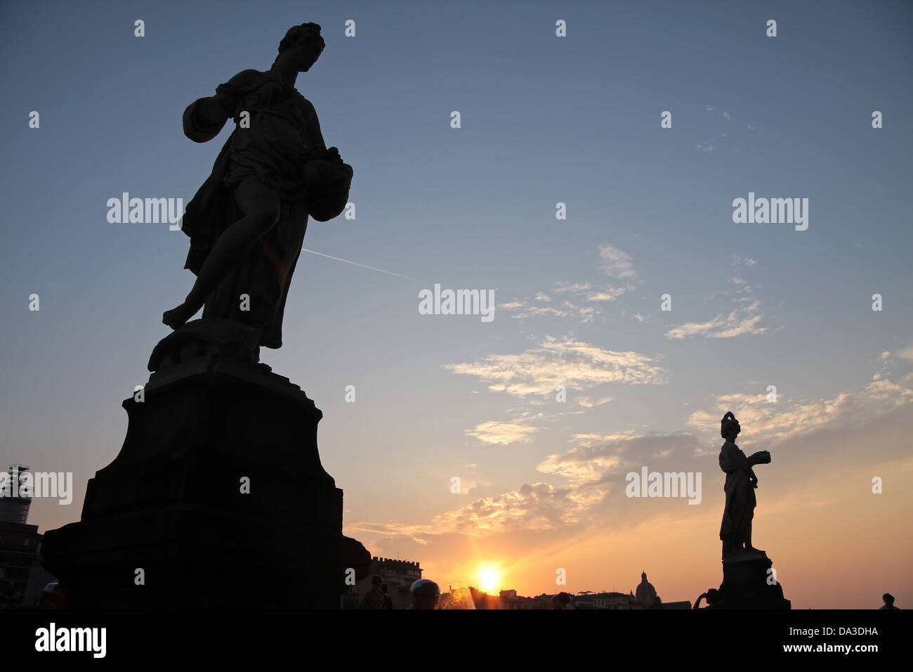 Bridge figures hi-res stock photography and images - Alamy
