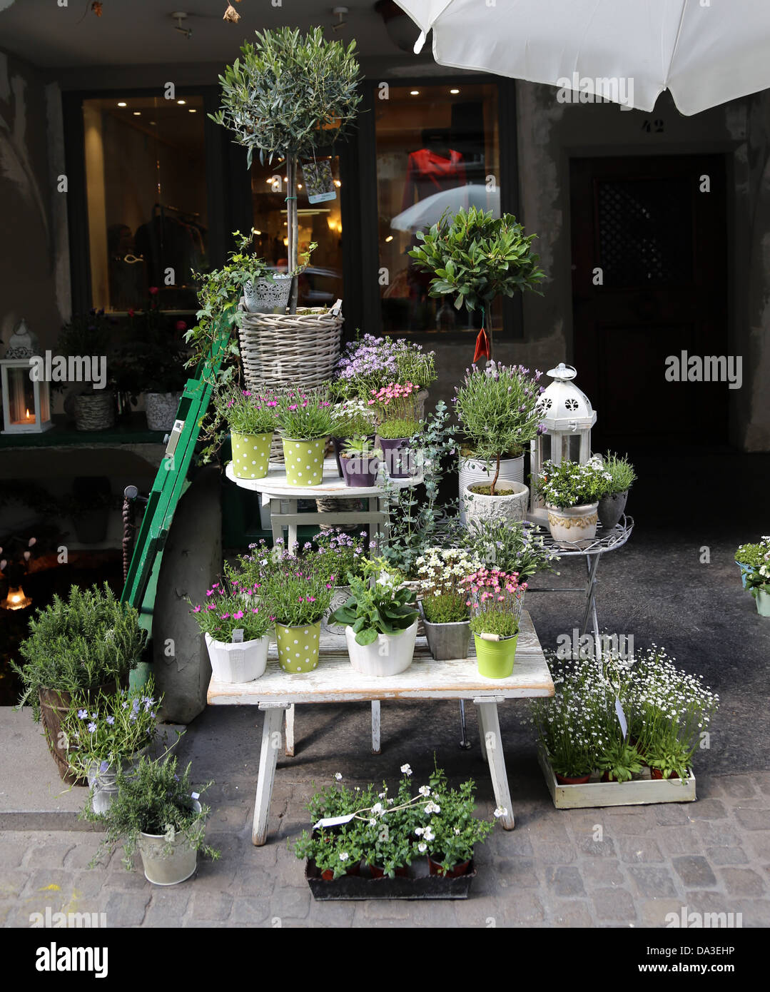 Flower shop stall Stock Photo - Alamy