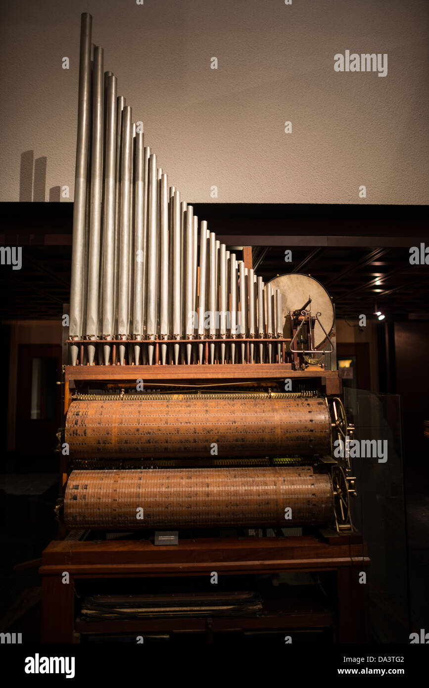 Organ musical instrument hi-res stock photography and images - Alamy