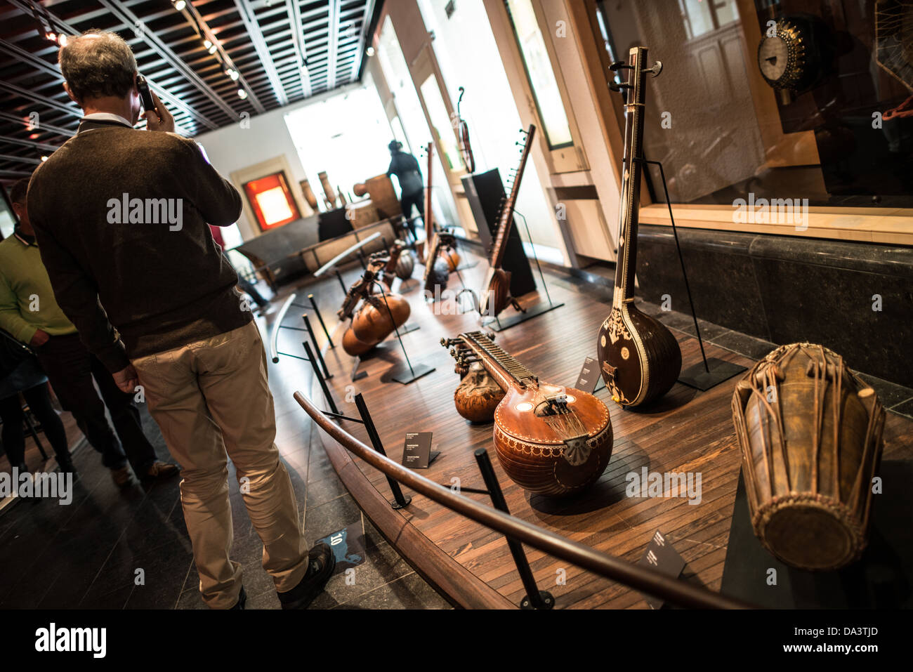 Collection of old musical instruments hi-res stock photography and ...